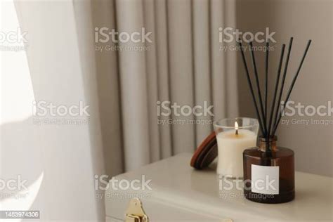 향기로운 갈대 방향제와 실내 여행 가방에 촛불 텍스트를 위한 공간 0명에 대한 스톡 사진 및 기타 이미지 0명 가사 집안일 가정 생활 Istock