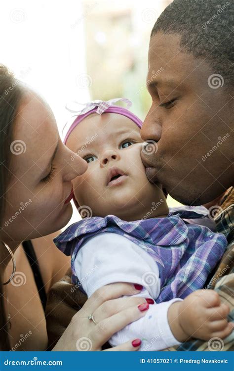 Retrato De Una Familia Feliz Imagen De Archivo Imagen De Hermoso Mujeres