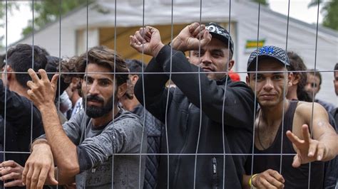 ¡queremos Quedarnos En Europa Cientos De Migrantes Retenidos En
