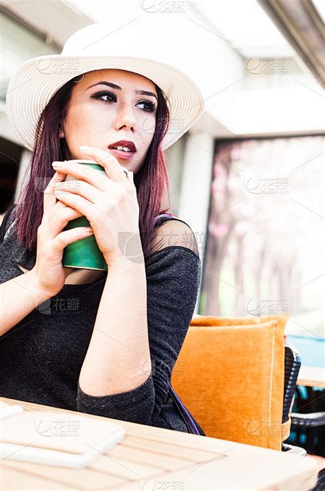 在咖啡店喝咖啡的漂亮女孩