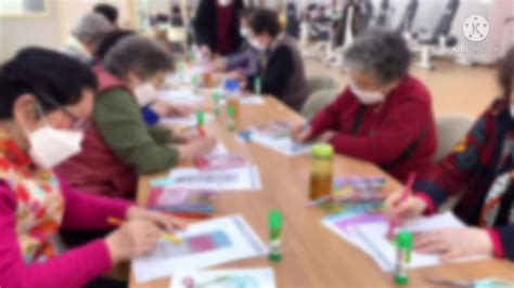 복조리 만들기 이번 인지프로그램은 복조리 만들기를 진행하였습니다 먼저 복조리를 색칠하였습니다 여러가지 색으로 색칠하거나 복조리는 보통 짚으로 만들기 때문에 황토색이나