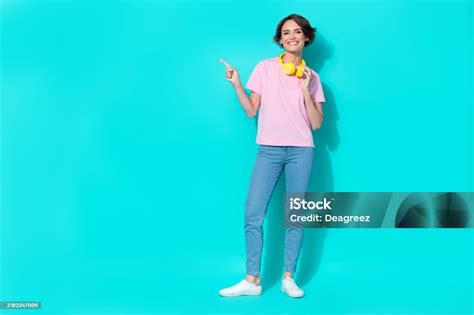 예쁜 긍정적 인 쾌활한 아가씨 세련된 옷 옷 팔 직접 빈 공간 제공 제안 청록색 배경에 고립 된 제안의 사진 25 29세에 대한 스톡 사진 및 기타 이미지 Istock