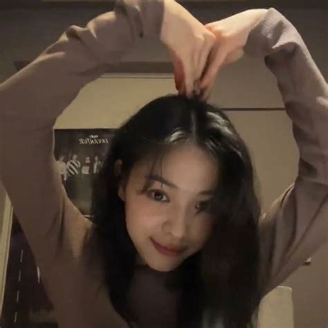 Pin By 𝘭𝘪𝘶 On ⪢itzy Mirror Selfie Itzy Selfie