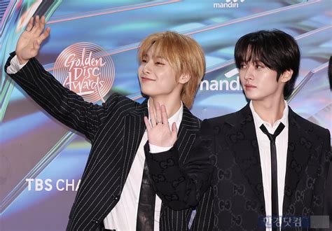 스트레이 키즈 아이엔 리노 손인사도 멋져~ 골든디스크 한국경제