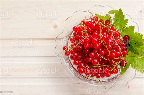 나무 테이블에 그릇에 신선한 빨간 건포도 닫습니다 익은 큰 유기 빨간 건포도 여름 신선한 열매 수확 시간 개체 그룹에 대한 스톡 사진 및 기타 이미지 Istock