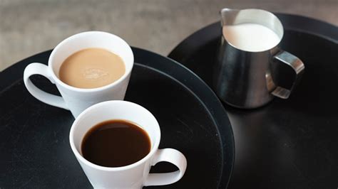 블랙 커피 한 잔과 평평한 평신도에 우유 한 잔 우유와 아메리카노 라떼 카푸치노를 곁들인 커피를 디자인하여 프레젠테이션을 제공합니다 0명에 대한 스톡 사진 및 기타 이미지