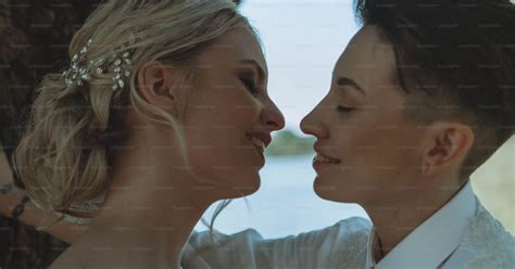 나무 옆에 서 있는 남자와 여자 사진 Unsplash의 결혼식 이미지