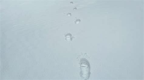 눈 속에서 한 쌍의 발자국이 보입니다 사진 Unsplash의 무료 눈 이미지