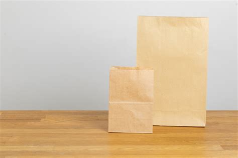 환경 친화적 인 식품 포장 종이 재활용 제로 폐기물 천연 제품 자연과 재활용 개념의 음식 일회용 케이터링을위한 종이 상자 배경에