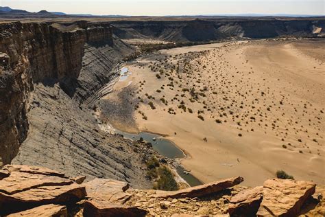 집 밖의 강 강 굴곡 거친 지형 건조한 기후 건조한 풍경 경치 좋은 전망 고요한 광경 광야 극명한 대조 극적인 풍경 꼬불 꼬불 한 강 맑은 날 모래