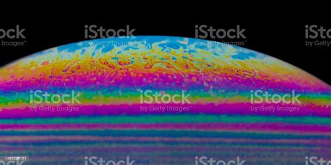 매크로 비누 거품의 생생한 무지개 색상은 가벼운 돔 세척점과 세제 거품 아래에서 사이키델릭 패턴을 만듭니다 강렬하고 밝은 색상에 대한 스톡 사진 및 기타 이미지 Istock