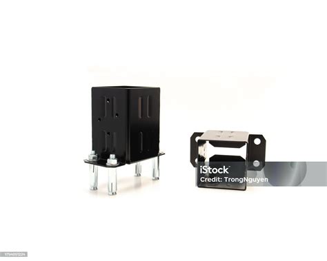 볼트가 부착된 데크 포스트 울타리 베이스 브래킷 두꺼운 강철로 만든 콘크리트 슬래브 연결 흰색 배경에 격리된 검은색 분말 코팅된 녹 방지 연결 0명에 대한 스톡 사진 및