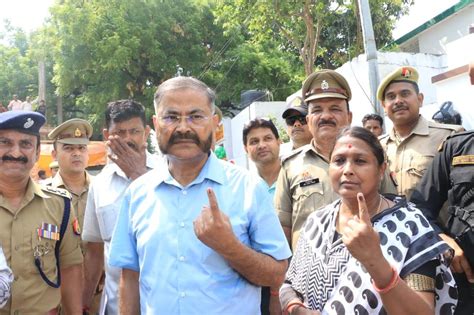 Uttar Pradesh Dgp Prashant Kumar Casts Vote For Fifth Phase In Lucknow