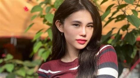 Viral Selebgram Zoe Levana Bikin Konten Nyangkut Di Jalur Trans Jakarta Segini Dendanya