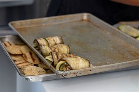 식사 준비 중 부엌 환경에서 구운 야채와 함께 베이킹 트레이에 맛있게 준비된 속을 채운 가지 롤 0명에 대한 스톡 사진 및 기타 이미지 Istock