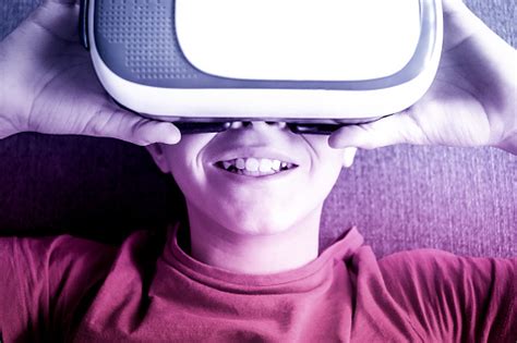 집에서 소파에 누워 가상 현실 고글 기술과 재미를 젊은 남자 Vr 헤드셋을 착용하고 놀란 소년 미소 기술 현대 라이프 스타일과 즐거운 청소년 개념 대 입에 초점 10 11