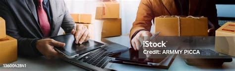 홈 오피스에서 자신의 직업 쇼핑 온라인 사업에 소포 상자를 가진 성공적인 여성 기업가 컴퓨터에 대한 스톡 사진 및 기타 이미지 컴퓨터 소기업 소포 Istock