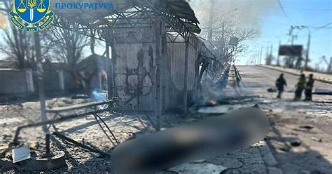 Внаслідок обстрілу зупинки у Херсоні загинуло три людини Інтент