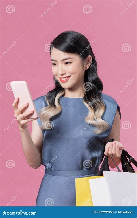Jovem Asiática Em Moda Confiável Vestidos Sexy Segurando Sacos Dourados Usando Aplicação