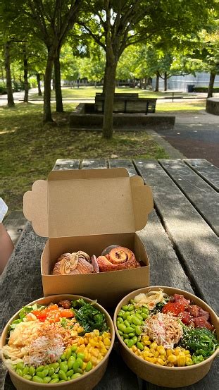 테이블 위의 상자에 두 개의 토스트 빵이 있는 하와이안 포케 그릇 2개 야외에 대한 스톡 사진 및 기타 이미지 야외 포케 음식 공원 Istock