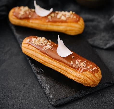 Eclair De Postre Francés Tradicional Con Caramelo Foto Premium