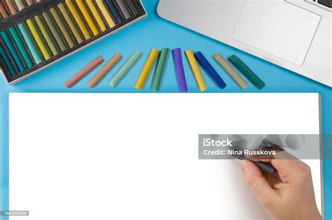 평평하 게 부드러운 건조 한 예술가 파스텔 세트 흰색 종이 시트 금속 노트북 및 연필로 인간의 손 루프 탑으로 파스텔 크레용온라인 드로잉 레슨 컨셉 파란색에 집 모양 공간을