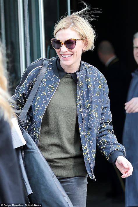 Cate Blanchett Shows Off Her New Bobbed Haircut In Nyc Daily Mail Online