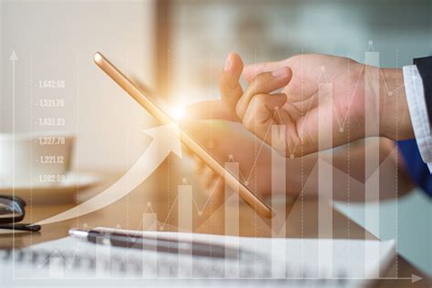 비즈니스 미팅 시간 목재 책상 위에 태블릿 커피 안경 노트북 펜을 장착한 새로운 스타트업 프로젝트로 작업하는 젊은 계정 관리자