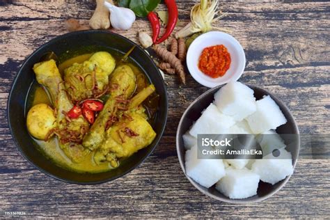 Opor Ayam 코코넛 밀크에서 익힌 닭고기 삶은 계란 추가 인도네시아의 중앙 자바에서 유래 론 퉁과 Sambal와 함께 제공 레 바란 또는 이드 알fitr 인기 요리 0