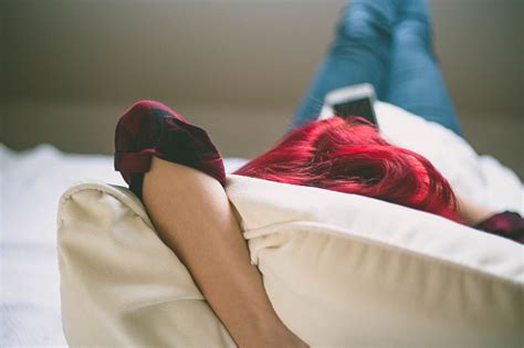 스마트폰을 사용 하 여 침대에 누워 있는 젊은 여자의 사진 20 29세에 대한 스톡 사진 및 기타 이미지 20 29세 30 39세 관능 Istock