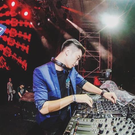 Slimv On Stage Man Crush Monday Always Smile Man Crush