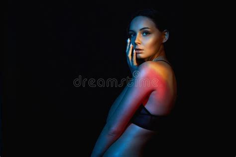 Bella Chica Sensual De Color Luces Brillantes Imagen De Archivo Imagen De Azul Retrato