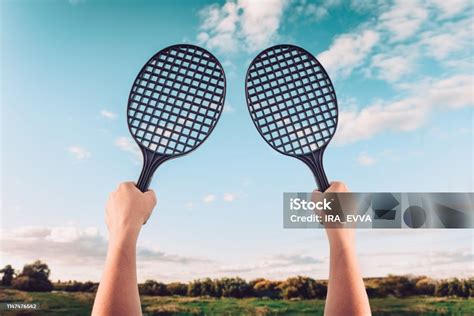 하늘에 대 한 배드민턴 또는 비치 테니스의 여름 게임 여름 가족 엔터테인먼트의 개념 개념에 대한 스톡 사진 및 기타 이미지 개념 공 스포츠 장비 놀기 Istock