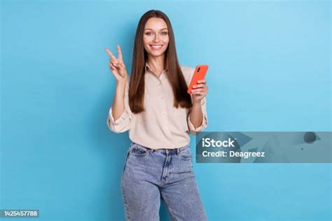 쾌활한 예쁜 숙녀 팔 보유 현대 장치 가제트의 사진 쇼 안녕하세요 인사말 기호 파란색 배경에 고립 된 빈 공간 30 34세에 대한 스톡 사진 및 기타 이미지 Istock