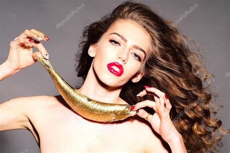 Милая голая девушка с золотой рыбкой стоковое фото ©Tverdohlib.com 74412189