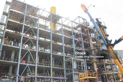 파이프 기둥 난간 계단 및 장비가있는 대형 신산업 석유 정제 석유 화학 플랜트의 강력한 건설 크레인으로 건설 및 설치 작업 강철에 대한 스톡 사진 및 기타 이미지 Istock