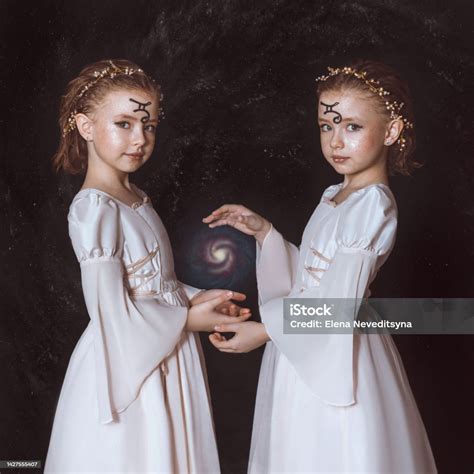 쌍둥이 자리 소녀들은 조디악 표지판의 상징으로 우주를 손에 쥐고 있습니다 반사의 한 모델 아이에 대한 스톡 사진 및 기타 이미지 아이 점쟁이 2명 Istock