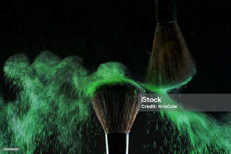 두 개의 부드러운 화장품 브러쉬는 밝은 아이 섀도우와 파우더에서 녹색으로 된 컬러 연기 구름을 방출하고 개념에 대한 스톡 사진 및 기타 이미지 Istock