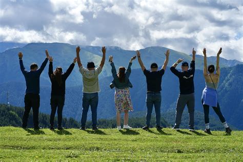 ფოცხვერი Lynx Lynx მთის ფერდობზე კავკასიური შურთხის ძებნისას ეს ზორბა კატა შემოვიდა კადრში 🐈😍