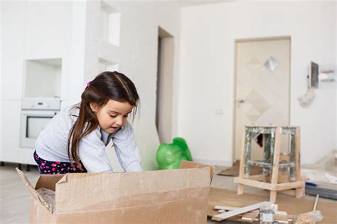 손을 이동 및 카메라에 미소에 대 한 상자를 들고 여자는 새로운 생활에 이동 가득 찬에 대한 스톡 사진 및 기타 이미지 가득 찬 가정의 방 가족 Istock