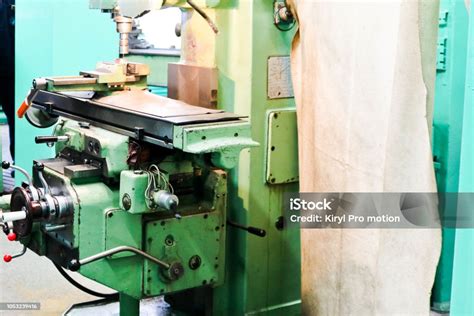 큰 금속 철 벤치 선반 장비 수리 수리 생산에서 야 금 공장에서 작업 워크샵에 금속을 강철에 대한 스톡 사진 및 기타 이미지