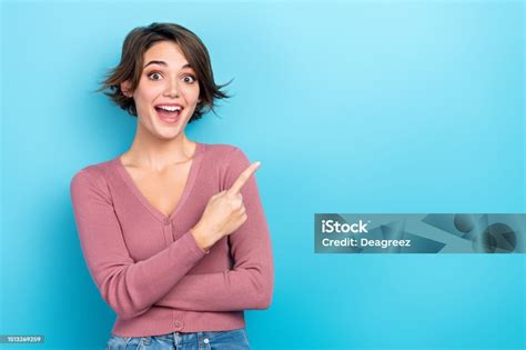 놀란 긍정적 인 소녀의 열린 입 사진은 푸른 색 배경에 격리 된 손가락 빈 공간을 나타냅니다 25 29세에 대한 스톡 사진 및 기타 이미지 Istock