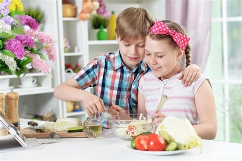 Lindo Hermano Y Hermana Cocinando Juntos En La Cocina Foto Premium