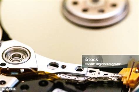 일반적인 디스크 하드 드라이브의 내부 이동 부품 및 전자 장치 데이터에 대한 스톡 사진 및 기타 이미지 데이터 디스크 머리 Istock