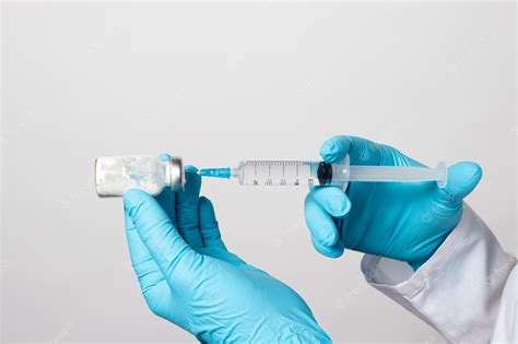 Las manos enguantadas de una enfermera diluyen el antibiótico con ...