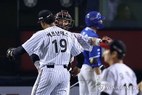 감동의 포옹 연합뉴스