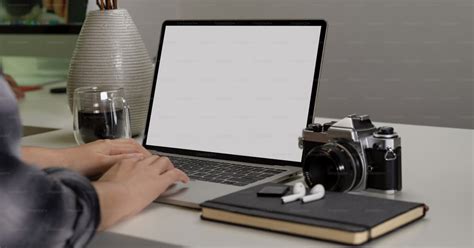 모형 태블릿 카메라 및 소모품이 있는 현대적인 사무실 책상에서 작업하는 여성 사진작가의 자른 사진 사진 Unsplash의 컴퓨터 키보드 이미지