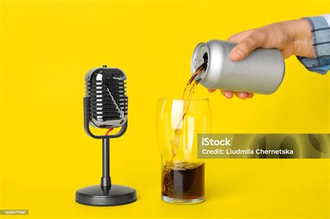 노란색 배경 클로즈업에 마이크와 소다 음료와 Asmr 소리를 만드는 여자 따르기에 대한 스톡 사진 및 기타 이미지 따르기