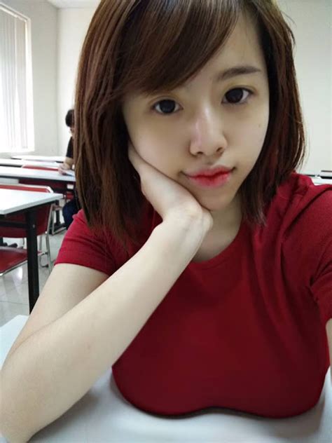 Akibat Gadis Cantik Berusia Tahun Ini Tidak Tahan Dengan Buah Dadanya Yang Terlalu Besar