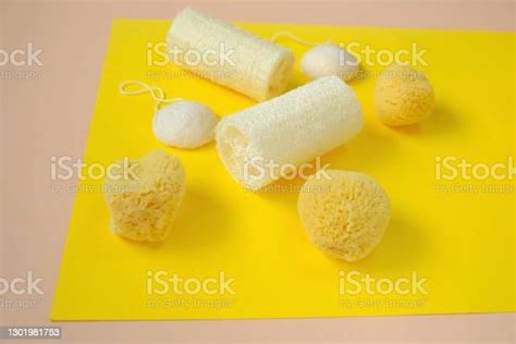 제로 폐기물 천연 유기농 위생 제품 밝은 노란색 배경에 면 베이지 색 가방에 수세미 스폰지와 스폰지 곤냐쿠 세트 합리적인 소비 개념 청결과 건강 0에 대한 스톡 사진 및